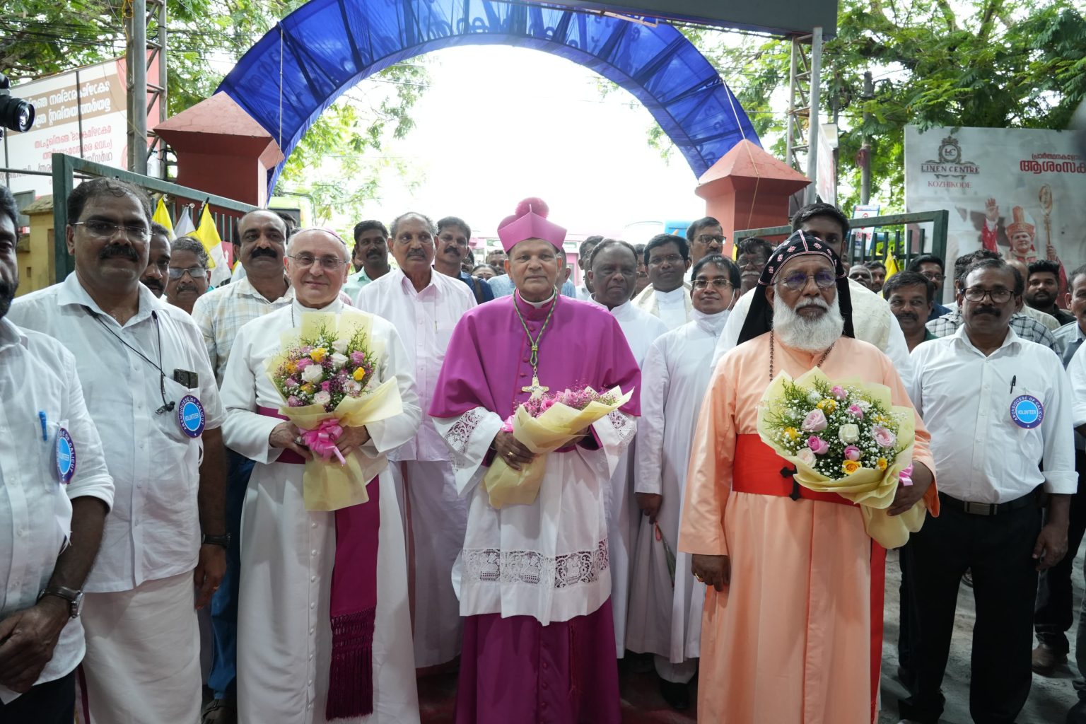 കോഴിക്കോട് അതിരൂപതാ ആര്‍ച്ച്ബിഷപ്പായി ഡോ. വര്‍ഗീസ് ചക്കാലക്കല്‍ സ്ഥാനമേറ്റു - Jeevanadam